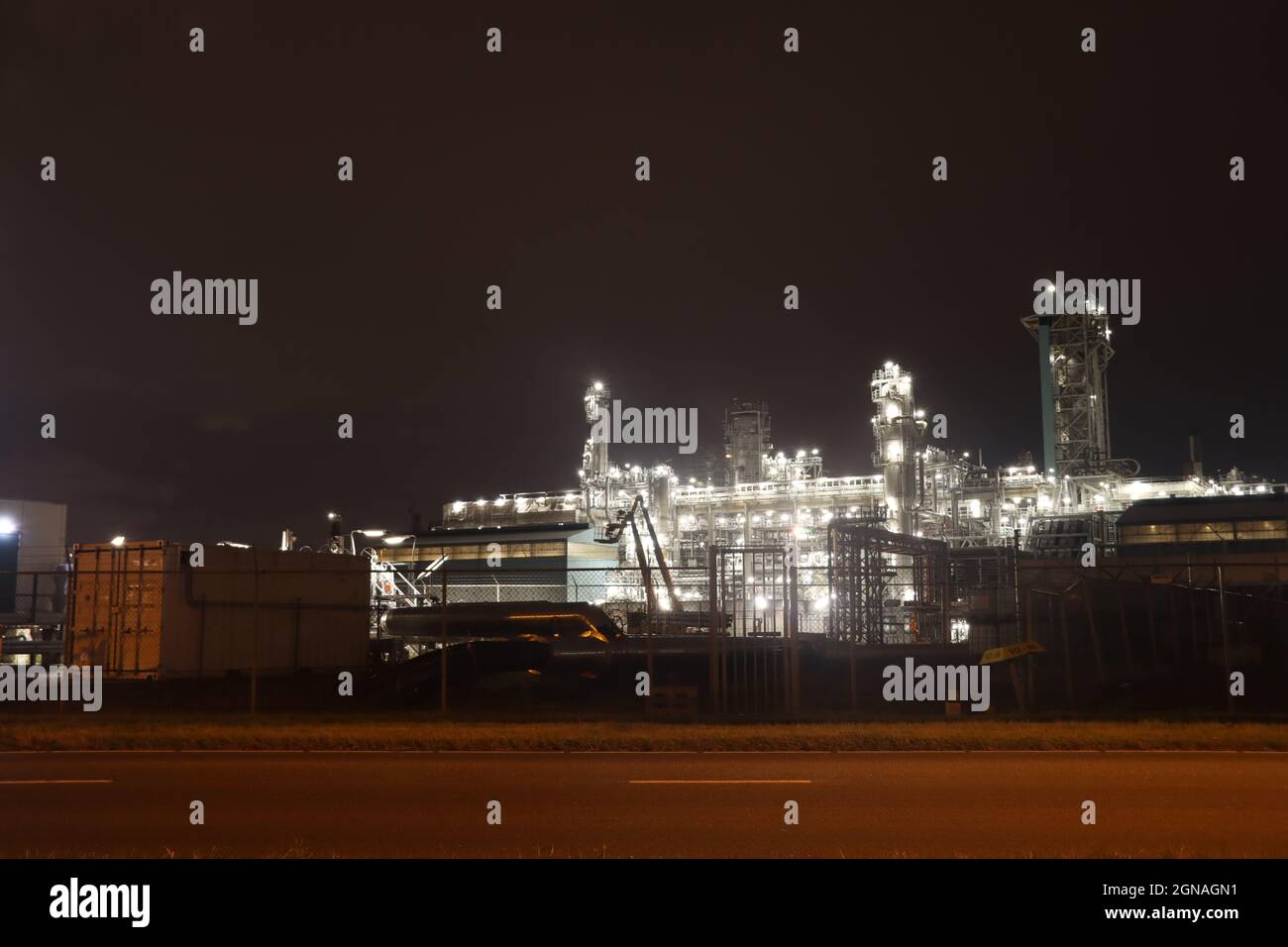 refinery of Shell and tanks of Mobil in the Pernis harbor in the port ...
