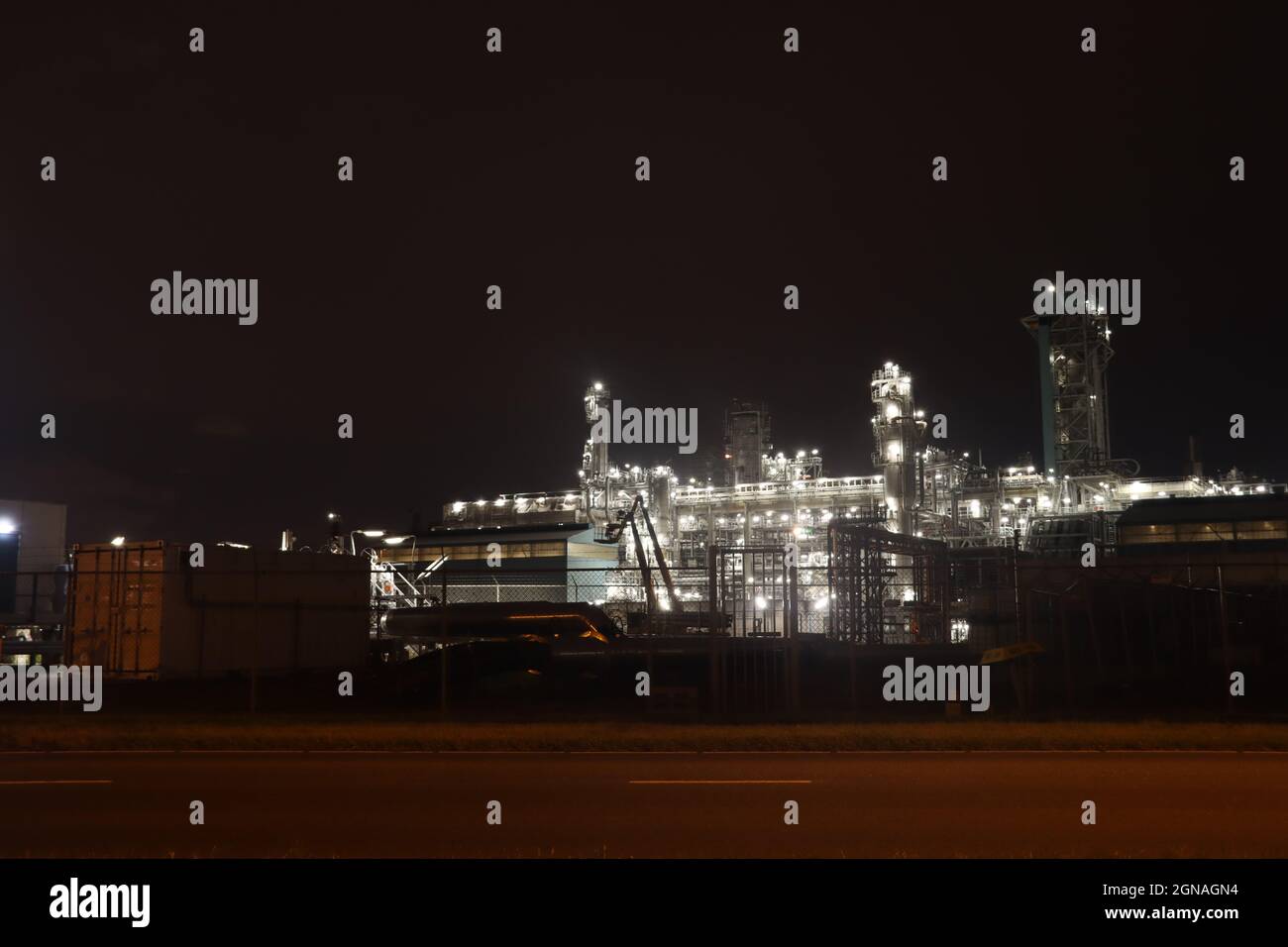 refinery of Shell and tanks of Mobil in the Pernis harbor in the port ...
