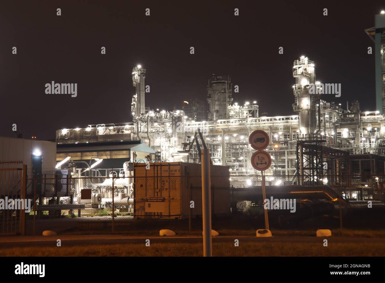 Shell europoort terminal hi-res stock photography and images - Alamy
