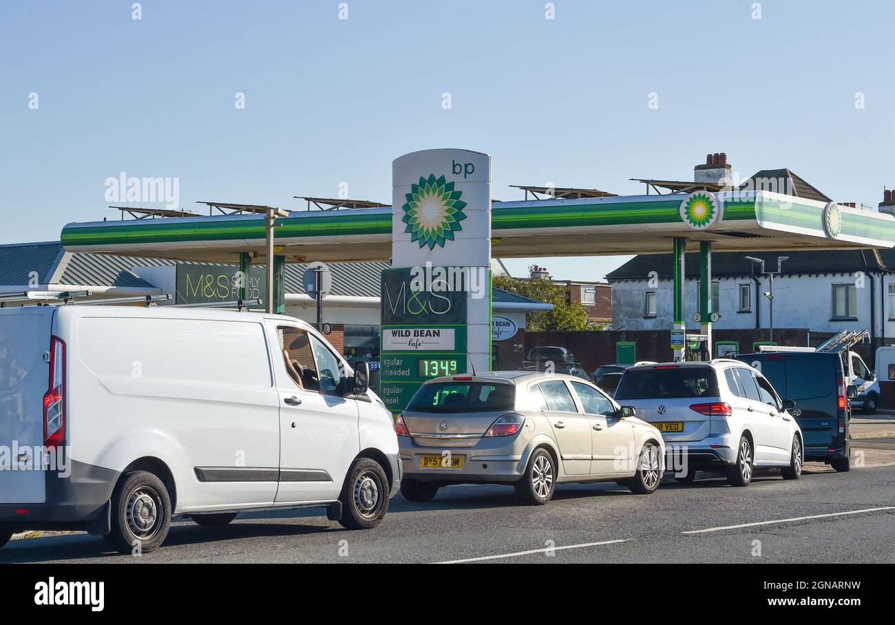 Bp service station hi-res stock photography and images - Alamy