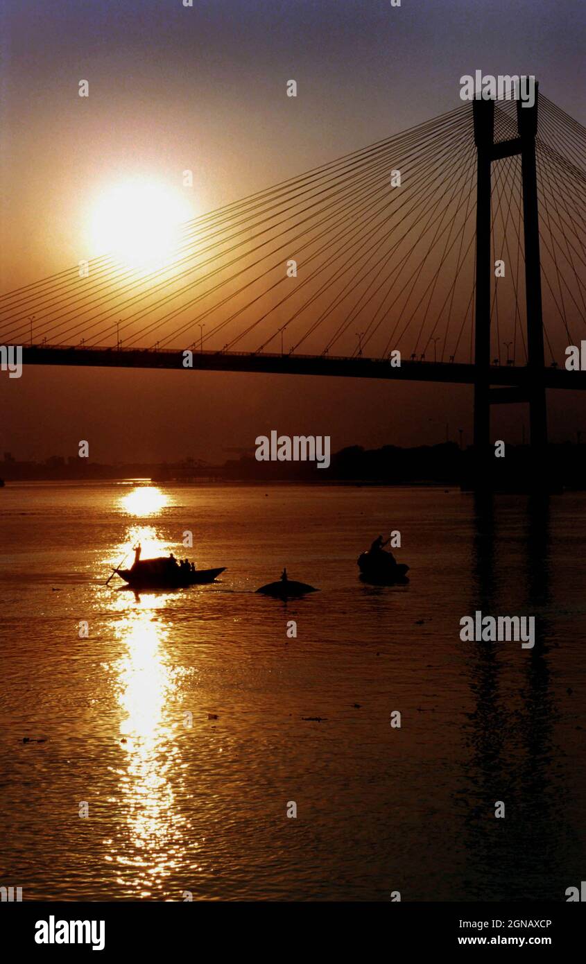 Sun sets behind Vidyasagar Setu or second Hooghly Bridge (New Bridge ...
