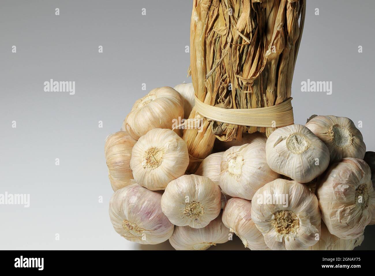 Close up the unpeeled garlic piled up, Bunch of garlic bulbs from ...