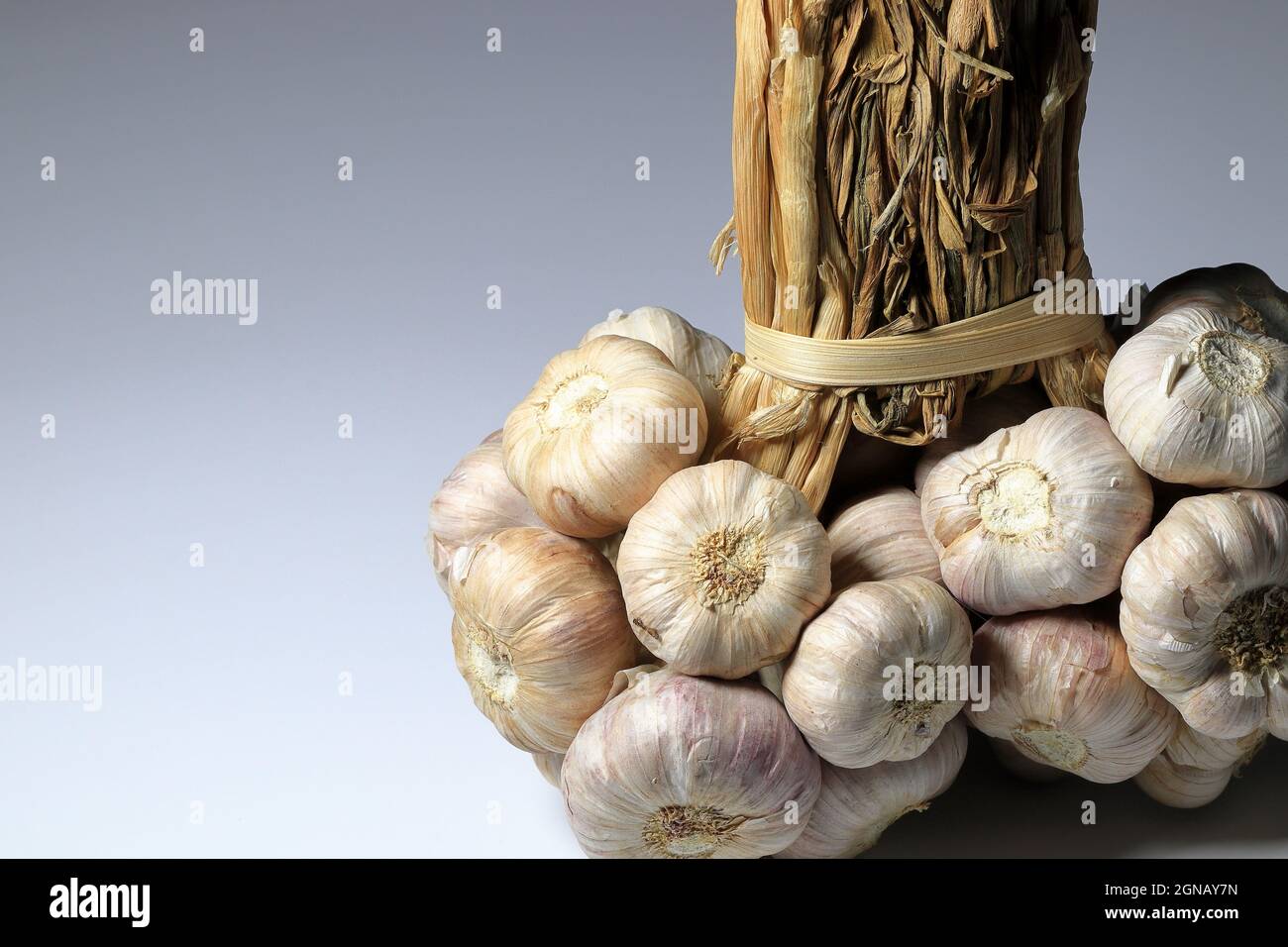 Close up the unpeeled garlic piled up, Bunch of garlic bulbs from ...