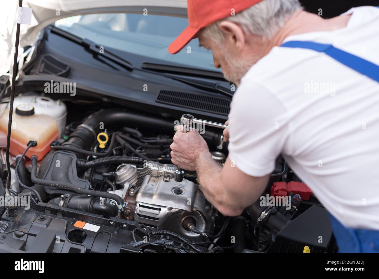 Car mechanic repairing a car engine Stock Photo - Alamy