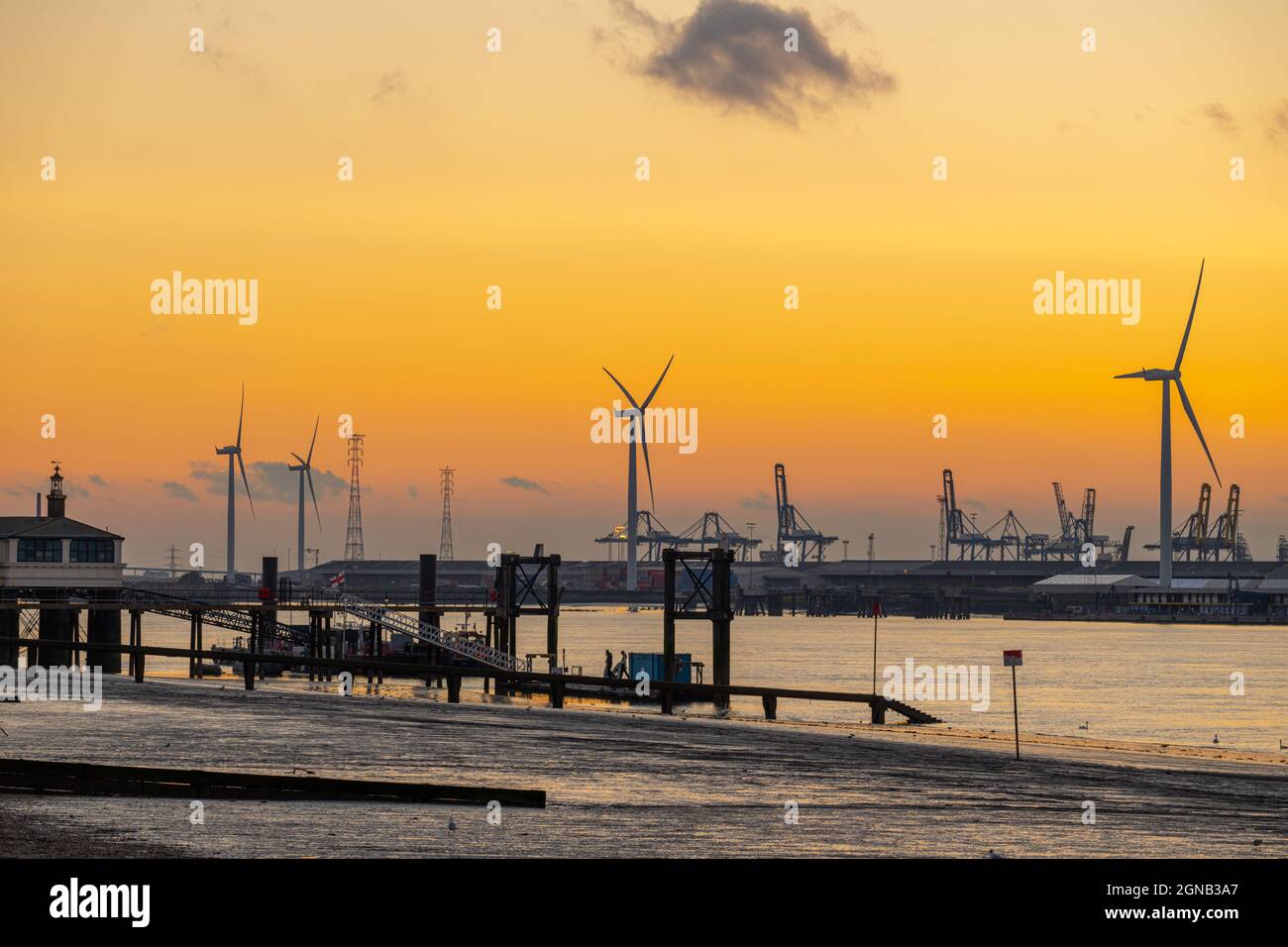 Tilbury docks hi-res stock photography and images - Alamy