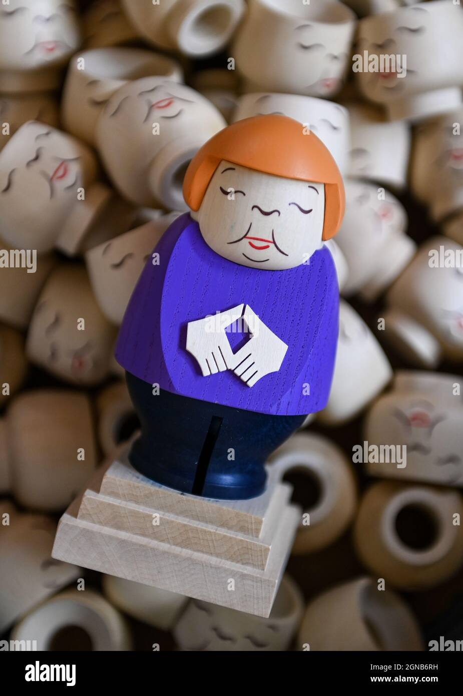 22 September 2021, Saxony, Seiffen: An Angela Merkel smoking figure ...