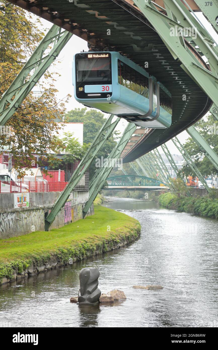 24 September 2021, Wuppertal: An aerial tram rides above the female ...