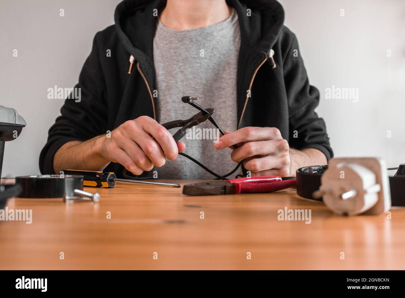 Man cutting electrical wire hi-res stock photography and images - Alamy