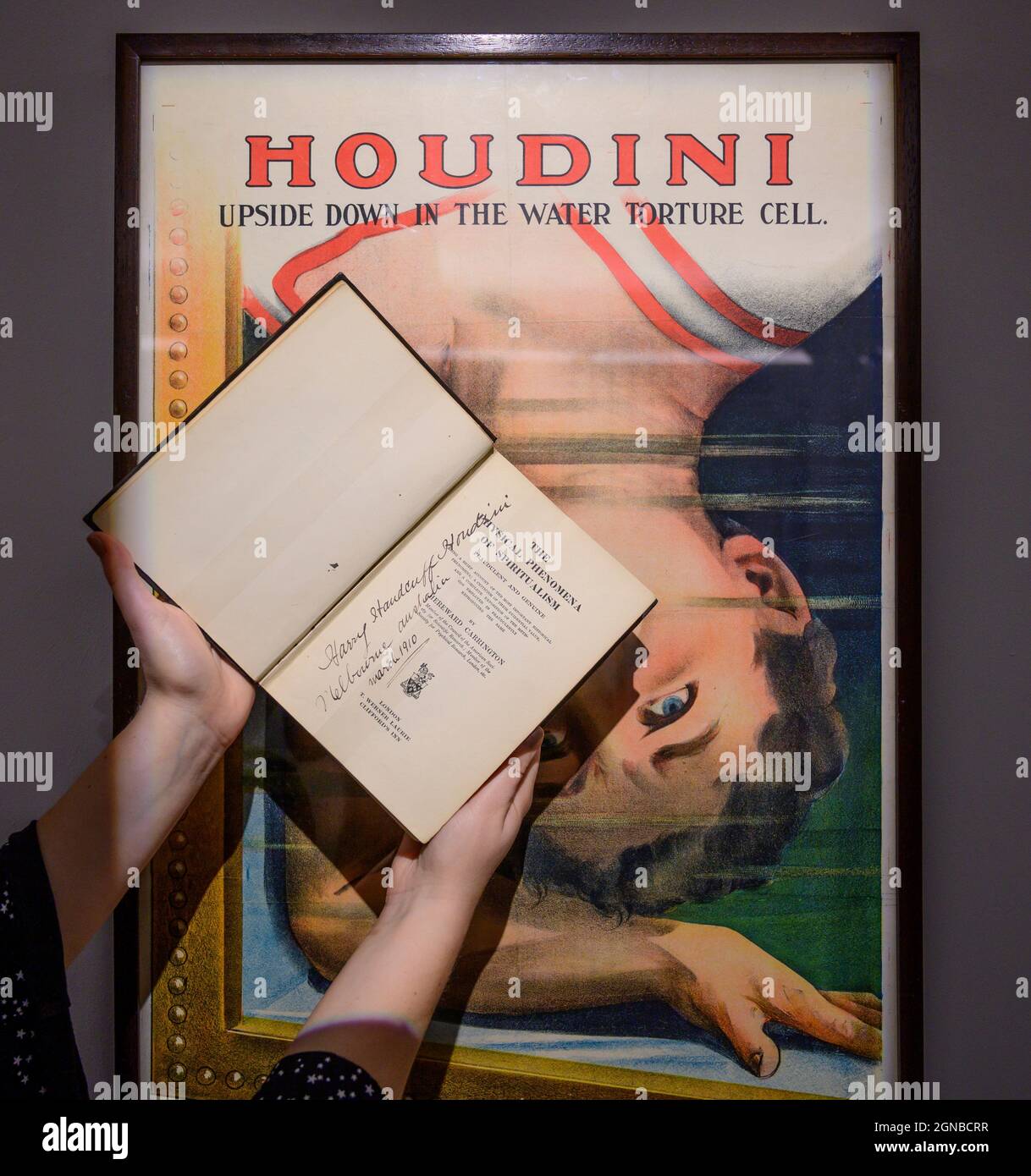 Book signed by harry houdini in 1910 hi-res stock photography and ...