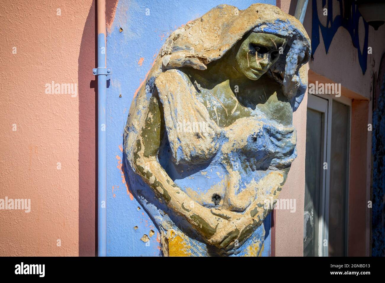 Broken sculpture of woman hi-res stock photography and images - Alamy