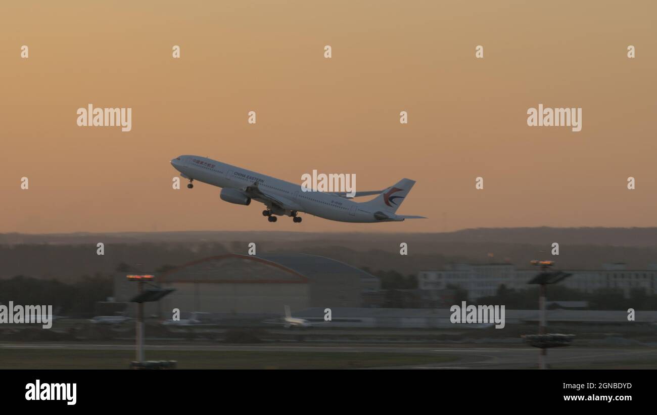 Chinese aircraft carrier jet taking off hi-res stock photography and ...