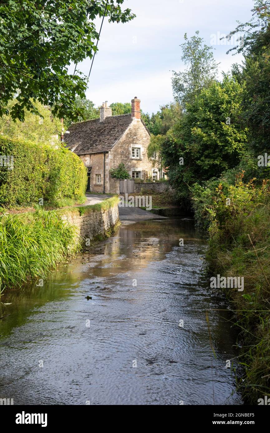 Brook cottage hi-res stock photography and images - Alamy