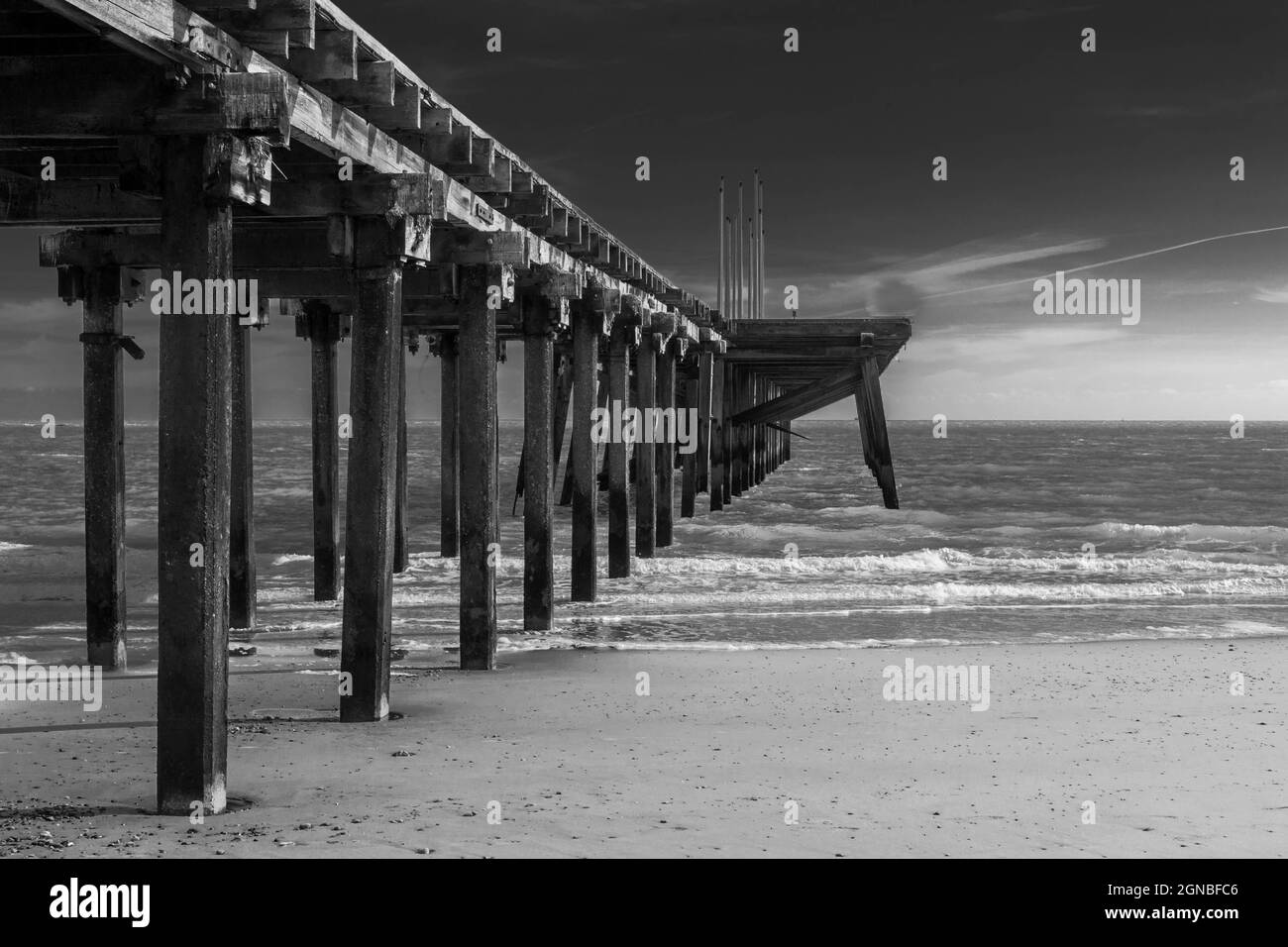 Old english seaside pier hi-res stock photography and images - Alamy