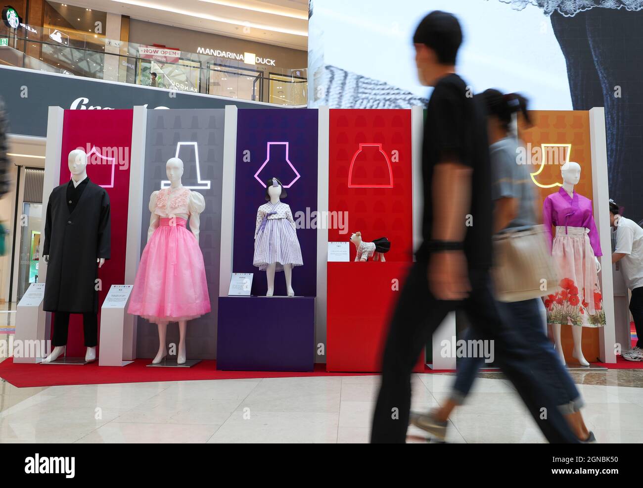 Hanbok walk hi-res stock photography and images - Alamy