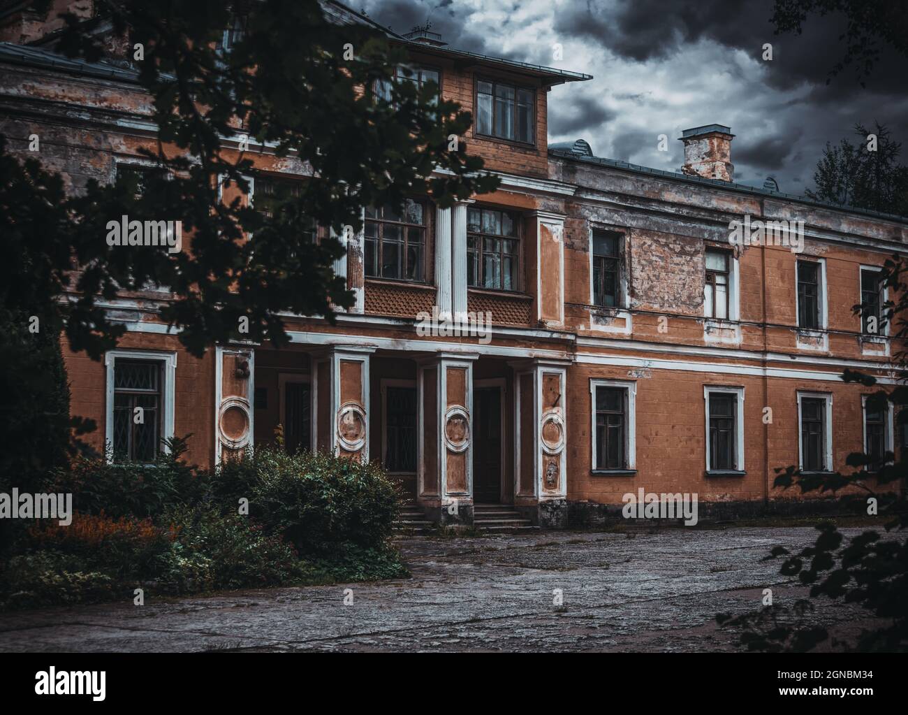 Scary abandoned mansion hi-res stock photography and images - Alamy