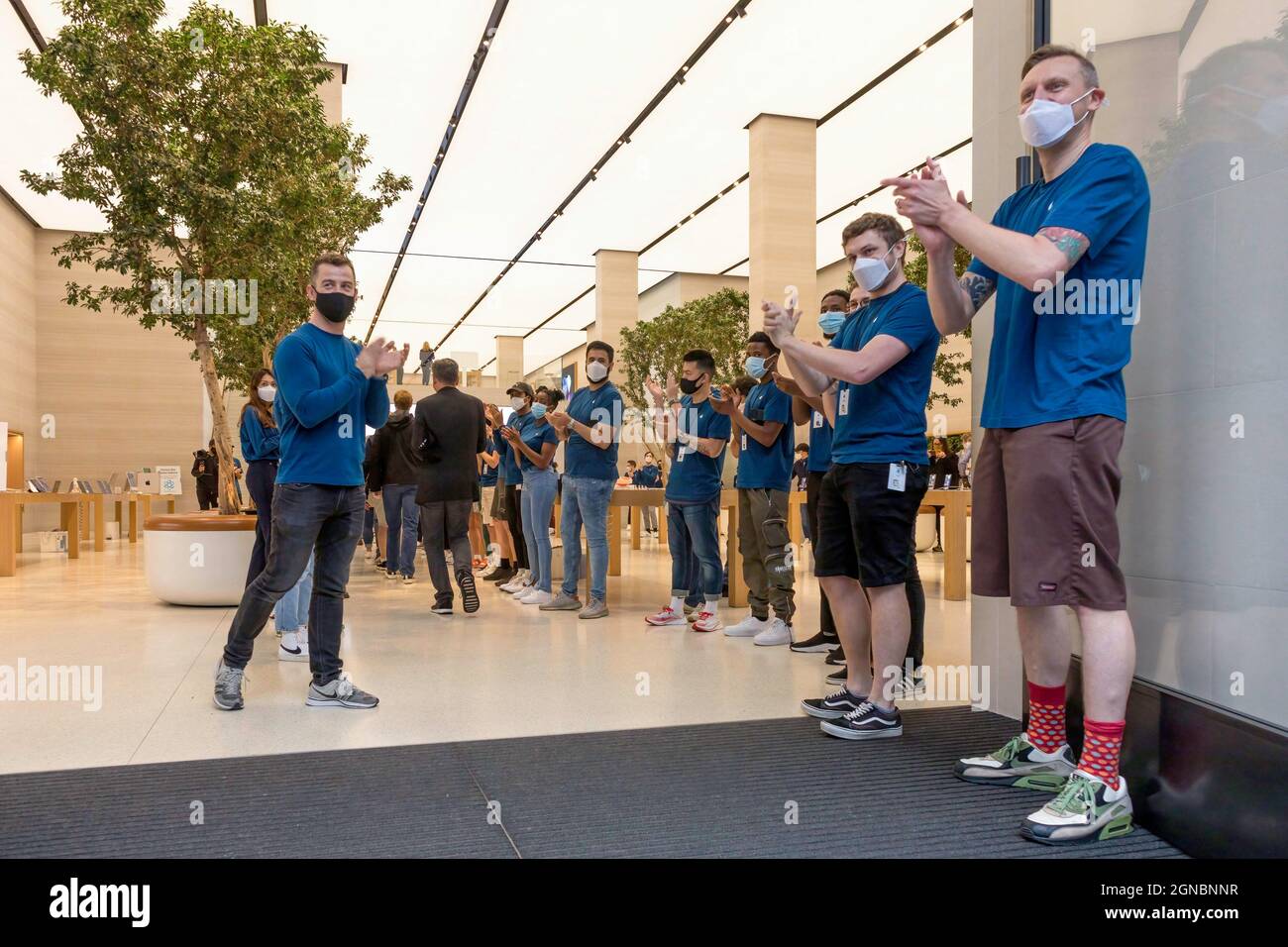 London, UK. 24th Sep, 2021. Apple staff seen welcoming their first ...