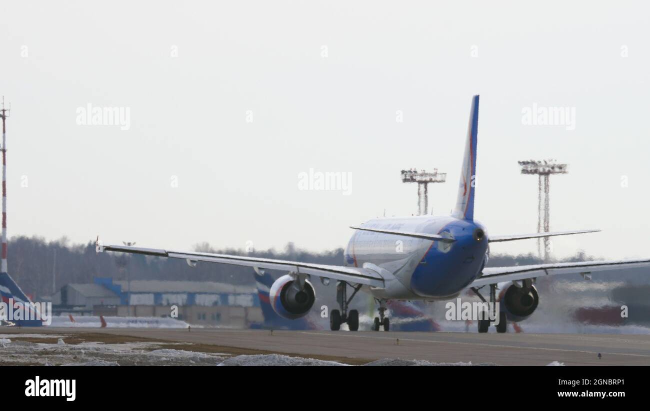 Plane moving hi-res stock photography and images - Alamy