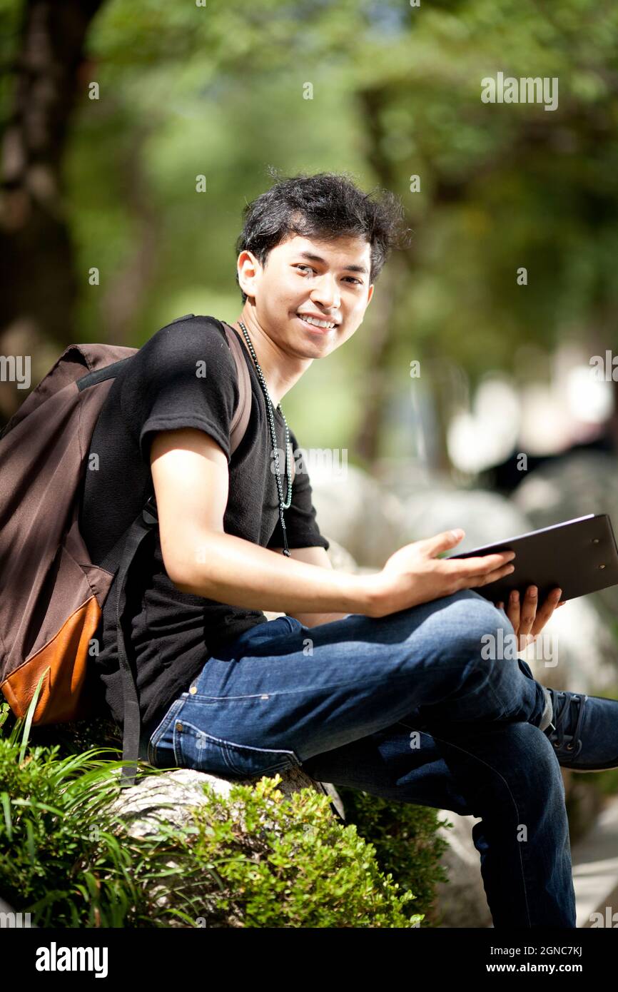 College student reading book hi-res stock photography and images - Alamy