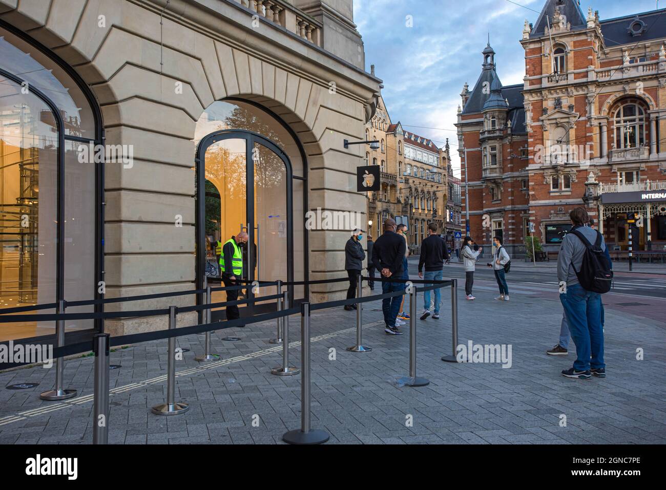 Apple store amsterdam hi-res stock photography and images - Alamy