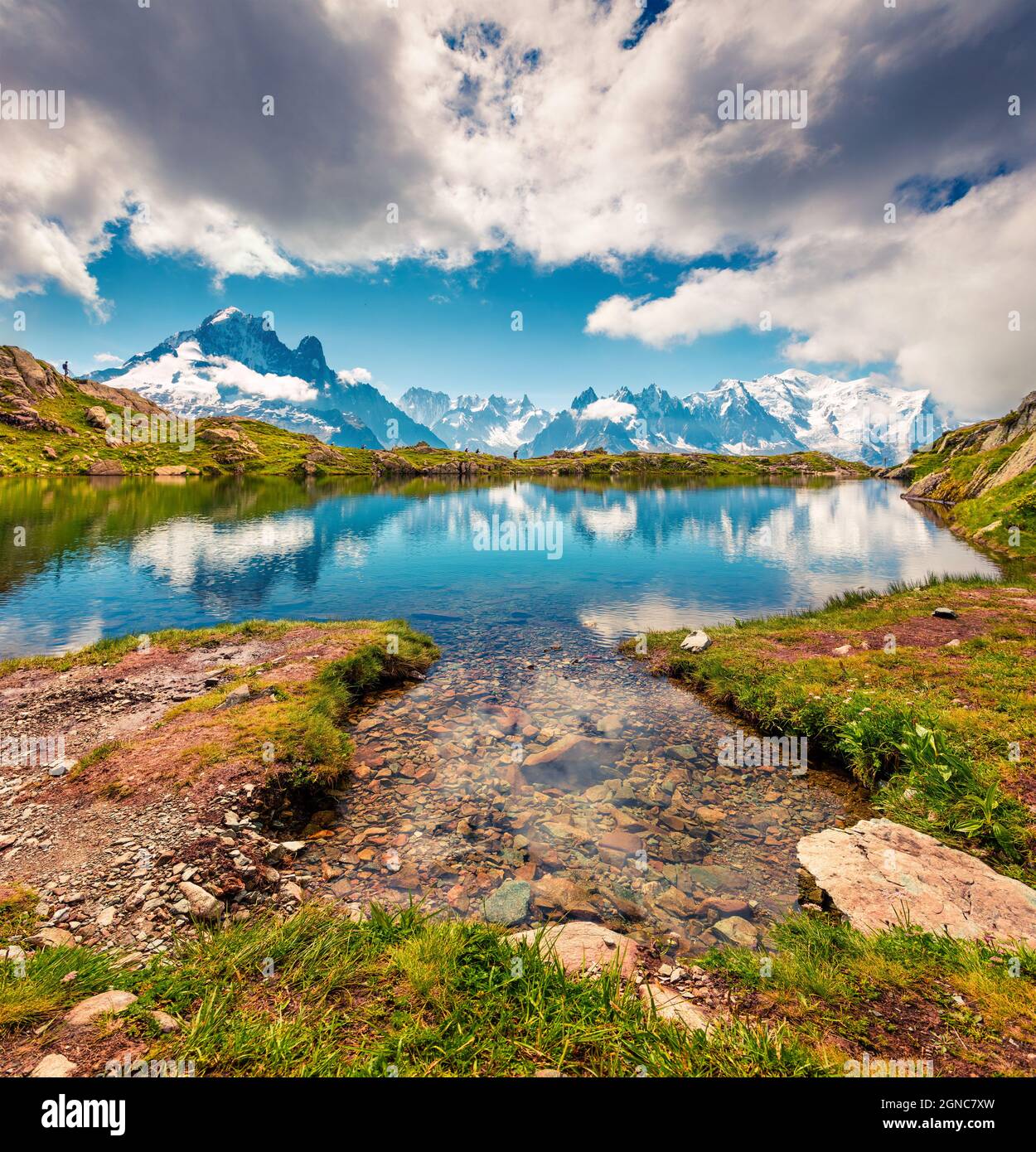 Colorful summer view of the Lac Blanc lake with Mont Blanc (Monte ...