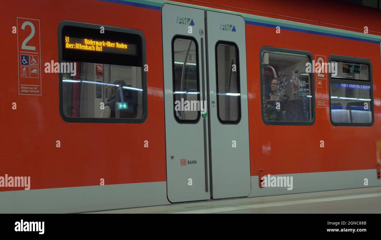 Closing automatic doors of subway train in Frankfurt Stock Photo - Alamy