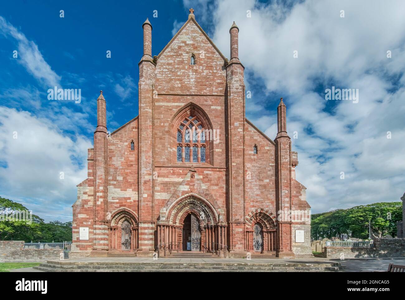 Exterior of St Magnus Cathedral, ornate red sandstone church Stock ...