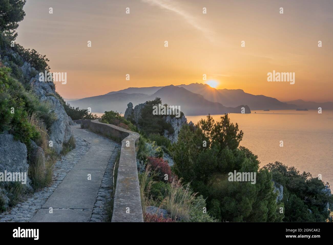 Hilltop road hi-res stock photography and images - Alamy