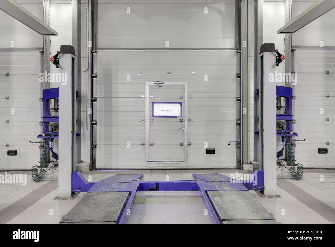 Empty auto repair shop Stock Photo - Alamy