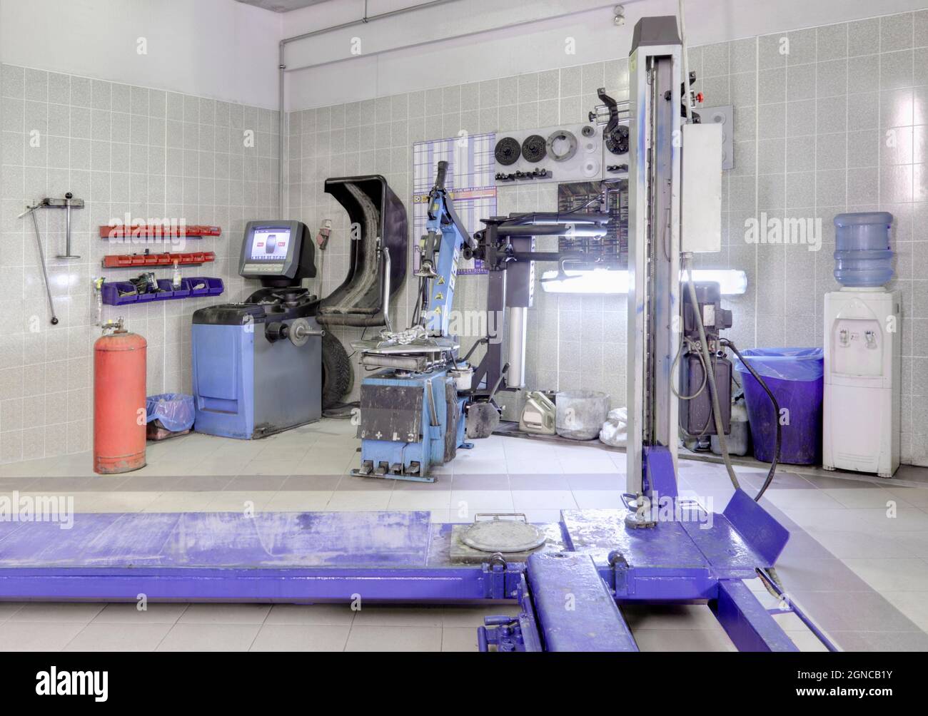 Empty auto repair and tyre shop Stock Photo - Alamy