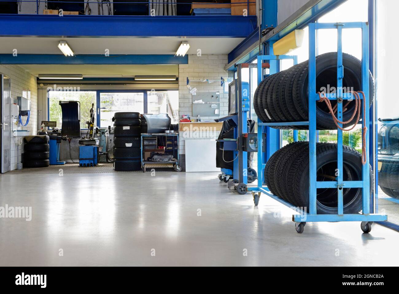 A tidy car garage or repair shop Stock Photo - Alamy
