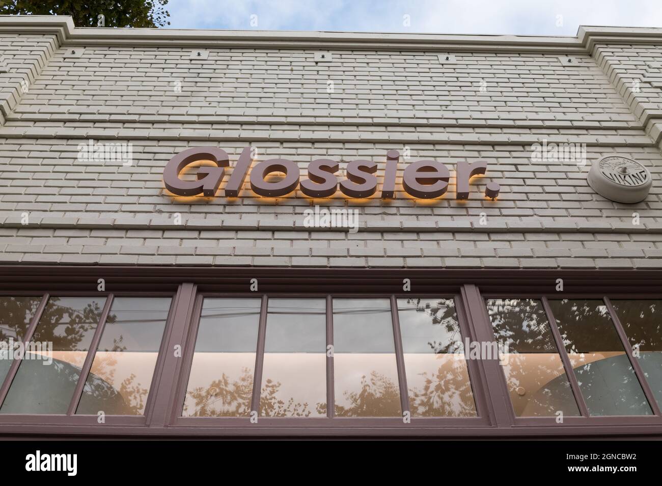 Glossier shop hi-res stock photography and images - Alamy