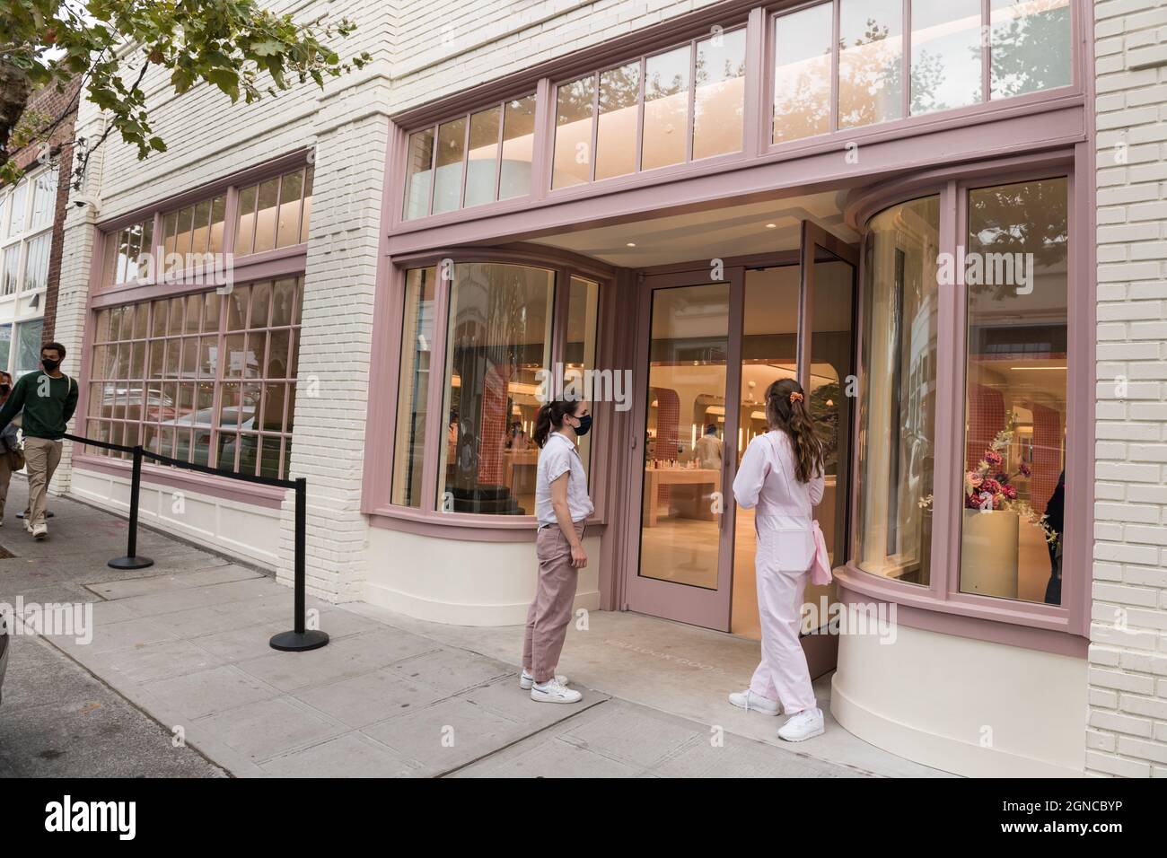 Glossier shop hi-res stock photography and images - Alamy