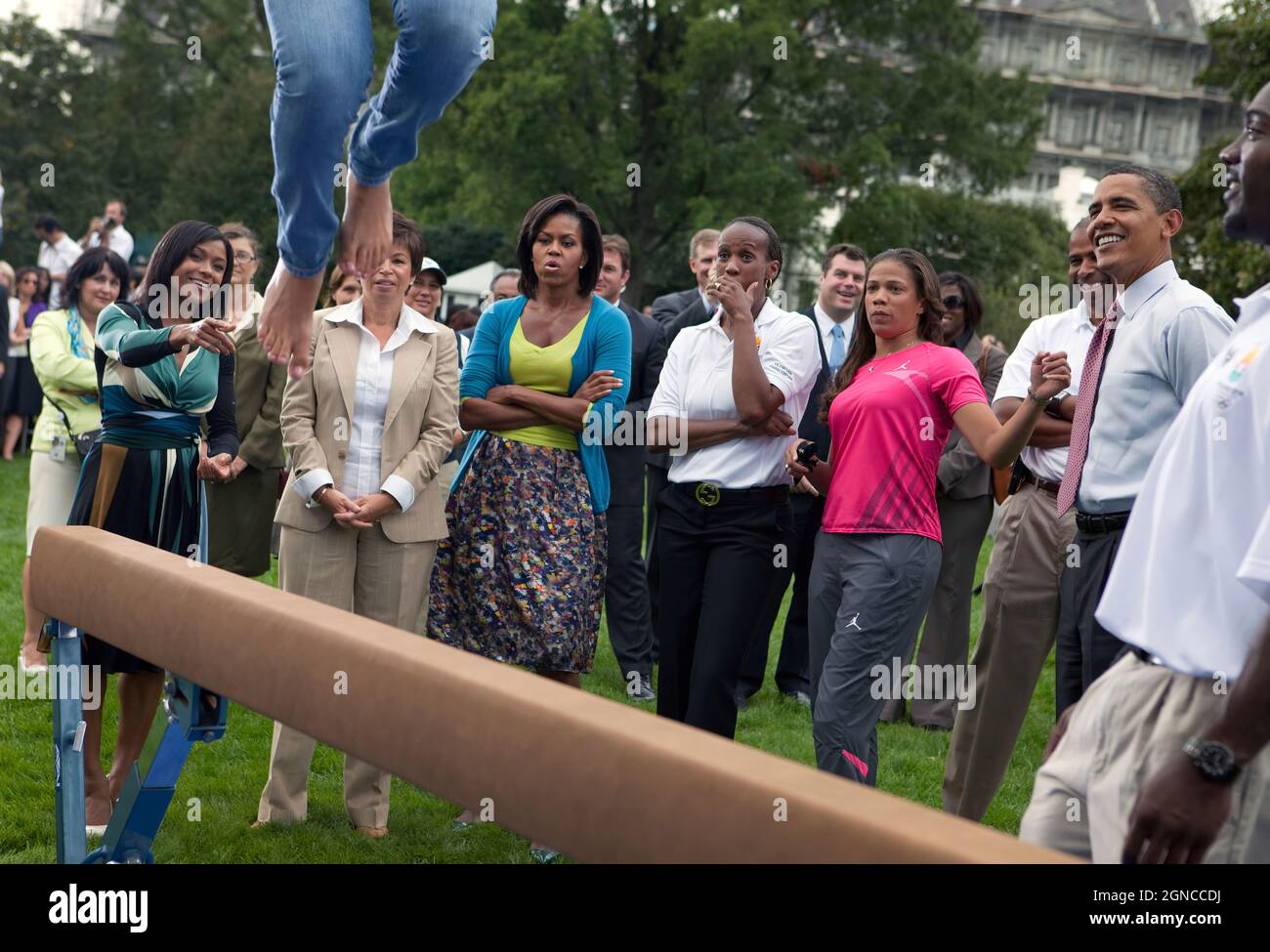 Black and white balance beam hi-res stock photography and images - Alamy