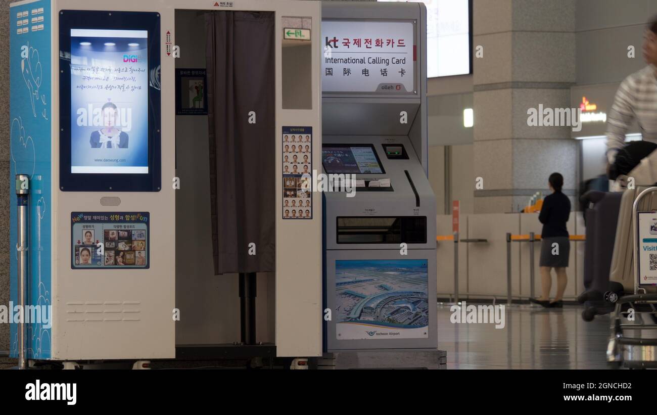 of people walking by self-service machines at airport Stock Photo - Alamy