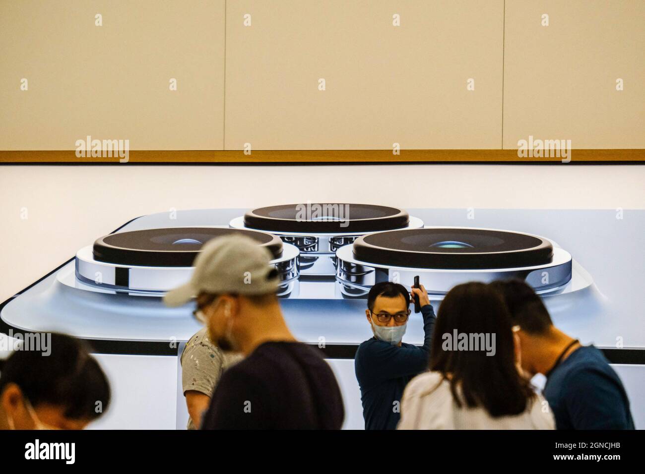 Iphone 13 launch hi-res stock photography and images - Alamy