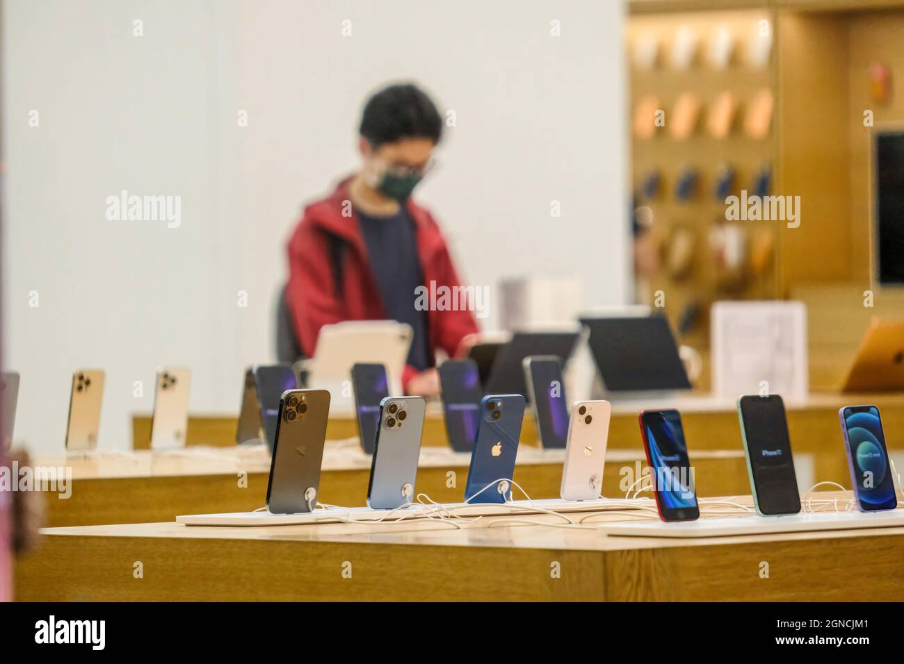 Iphone 13 launch hi-res stock photography and images - Alamy