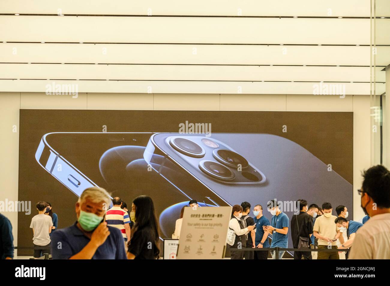 Iphone 13 launch hi-res stock photography and images - Alamy