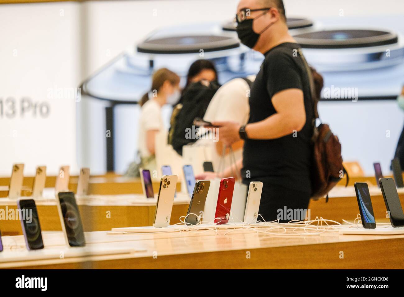 Iphone 13 launch hi-res stock photography and images - Alamy