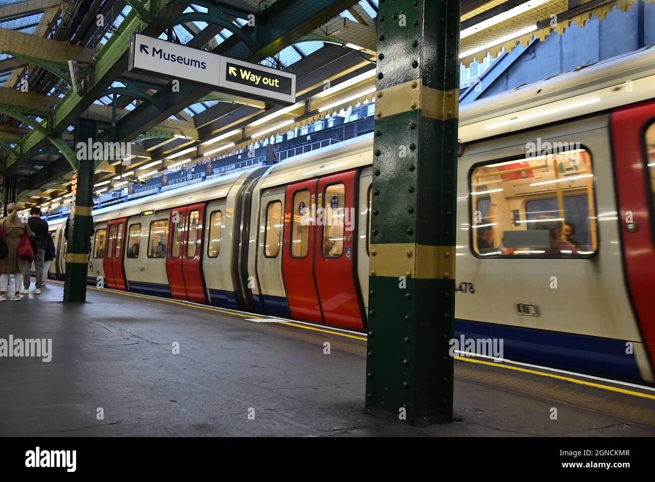 London Underground train in the station Stock Photo - Alamy