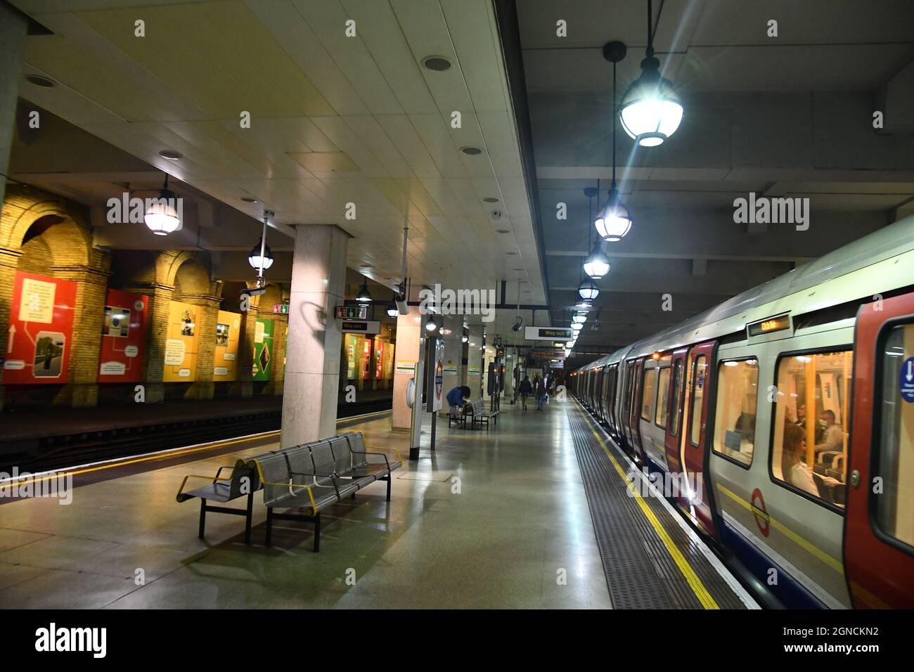 London Underground train in the station Stock Photo - Alamy