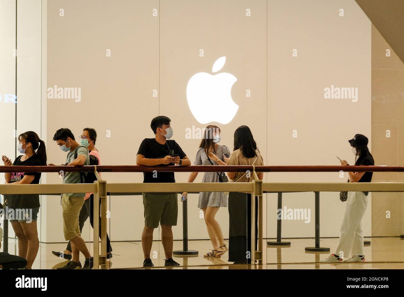 Taipei, Taiwan. 24th Sep, 2021. People line up at an apple store on the iPhone 13 series launch ...