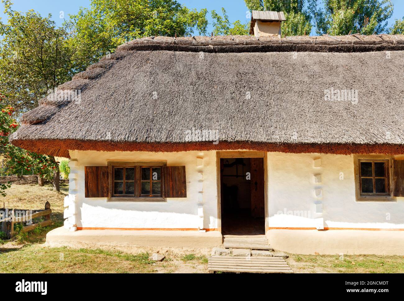 Ukrainian house with thatched roof hi-res stock photography and images ...