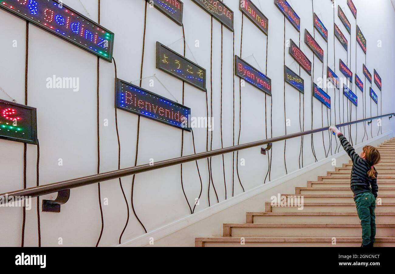 Welcome signs languages hi-res stock photography and images - Alamy