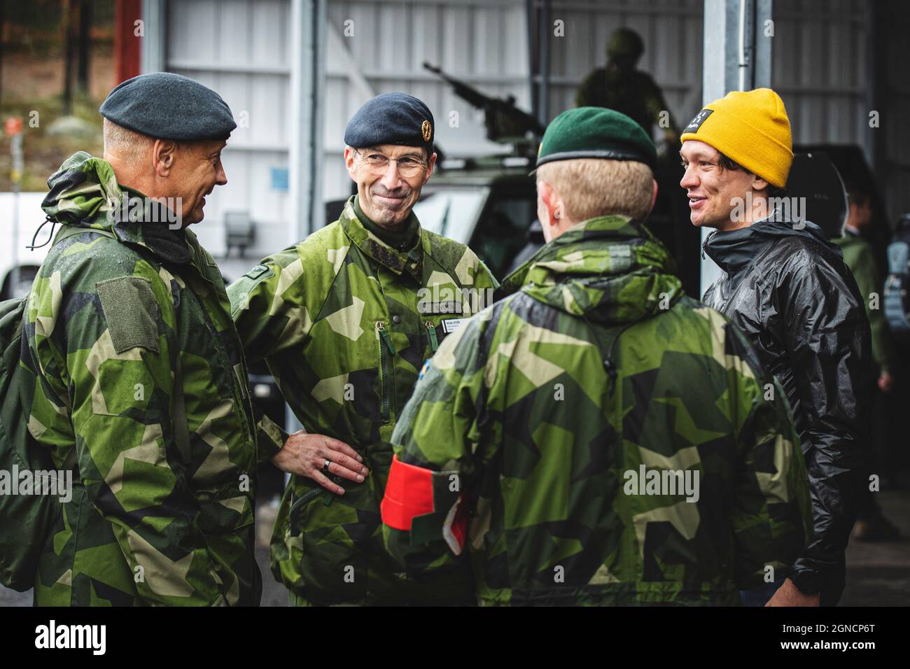Sweden's Commander-in-Chief OB Micael Bydén (C) and World Champion ...
