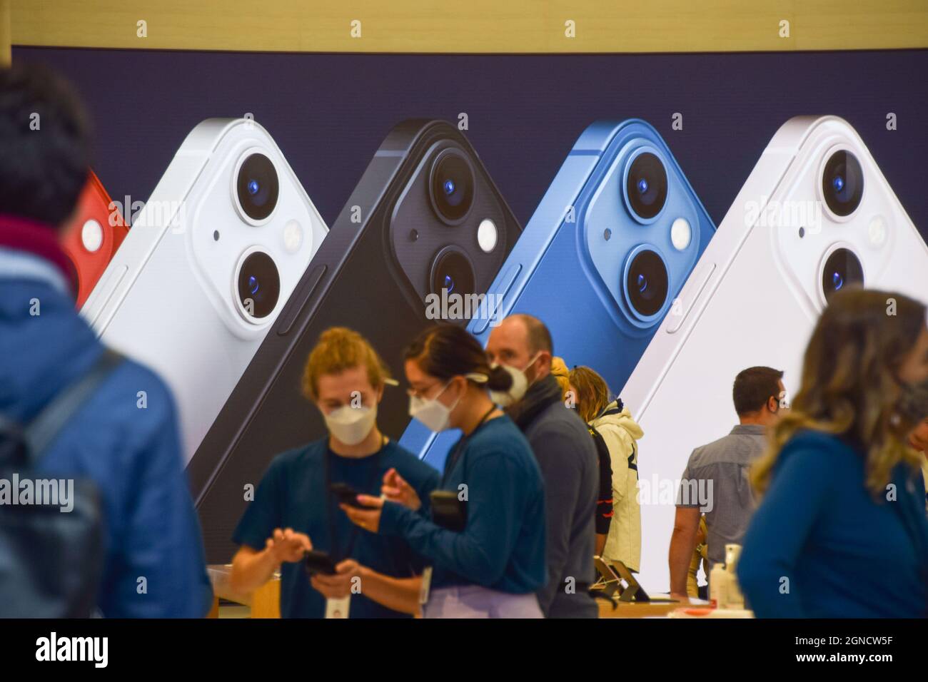 Iphone 13 launch hi-res stock photography and images - Alamy