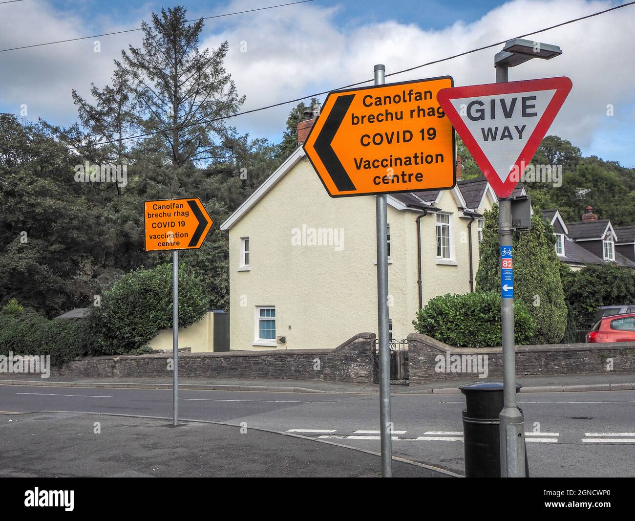 Ambiguous road sign hi-res stock photography and images - Alamy