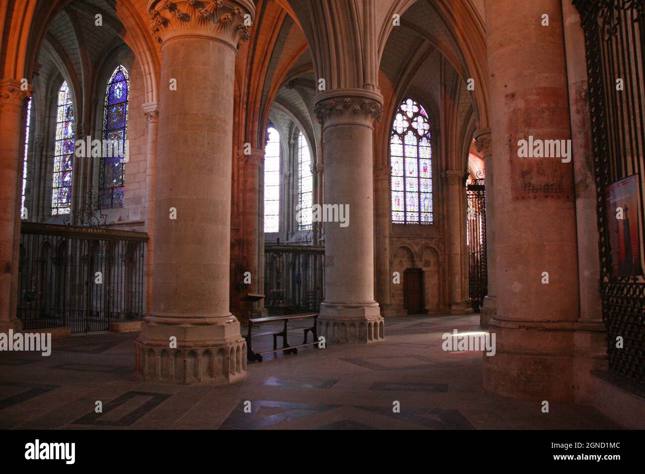 Le mans cathedral interior hi-res stock photography and images - Alamy