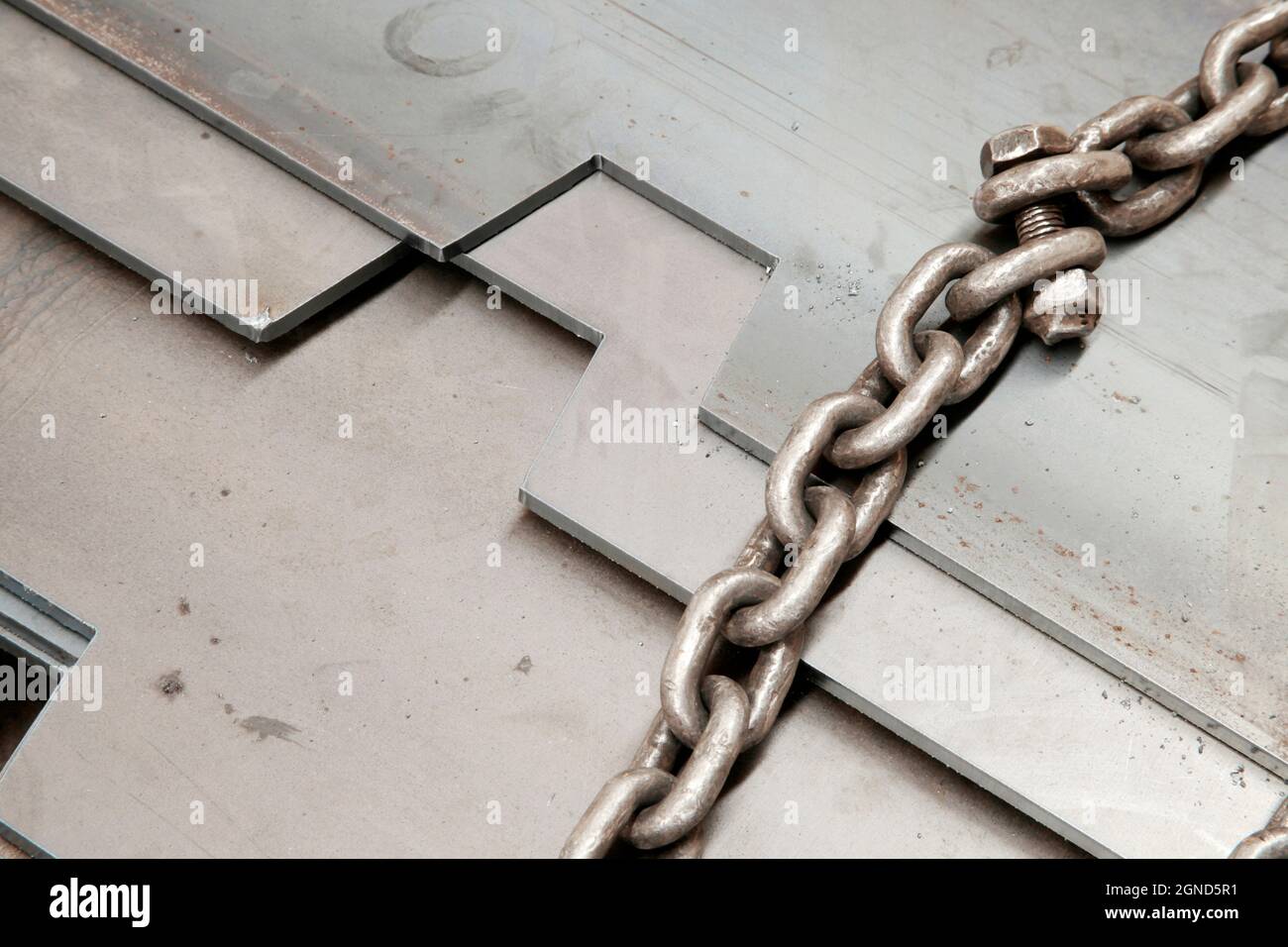 big locked chain on steel plates Stock Photo - Alamy