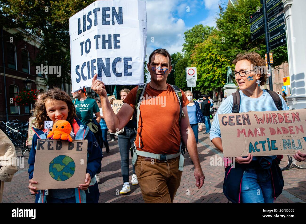 Greta thunberg friday protest 2018 hi-res stock photography and images ...