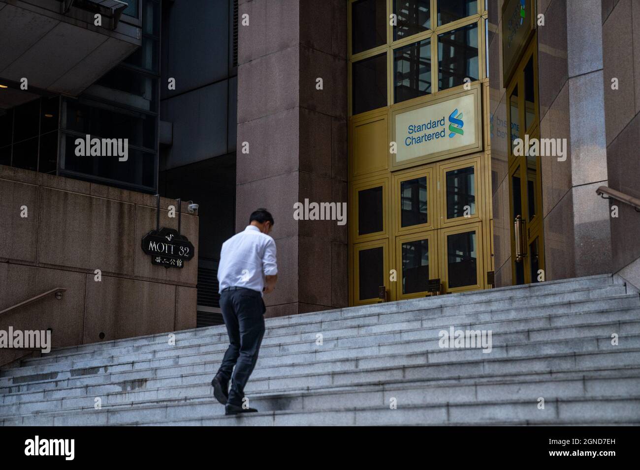 Standard chartered logos hi-res stock photography and images - Alamy